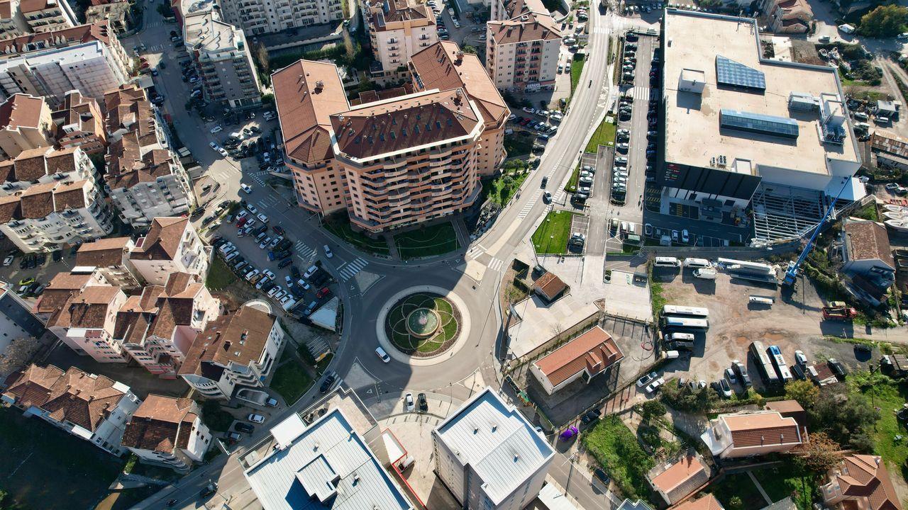 HITNA PRODAJA: Plac kod šoping centra Mega Mall i kružnog toka, Rozino ...