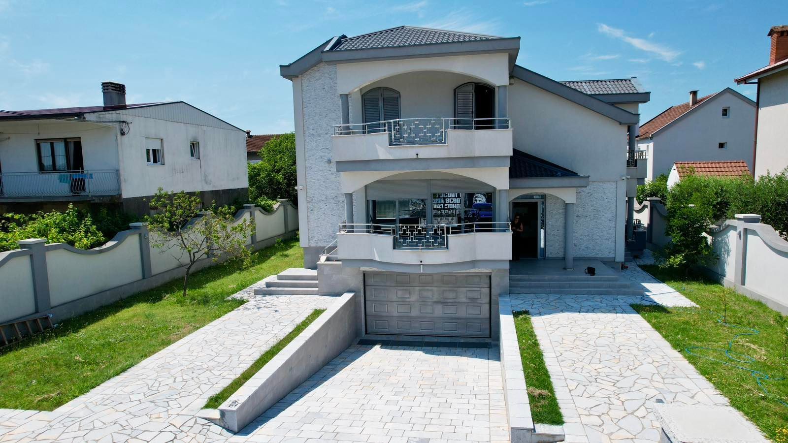 Exclusive house of 320 m² with a garage and a 750 m² yard, Zlatica ...