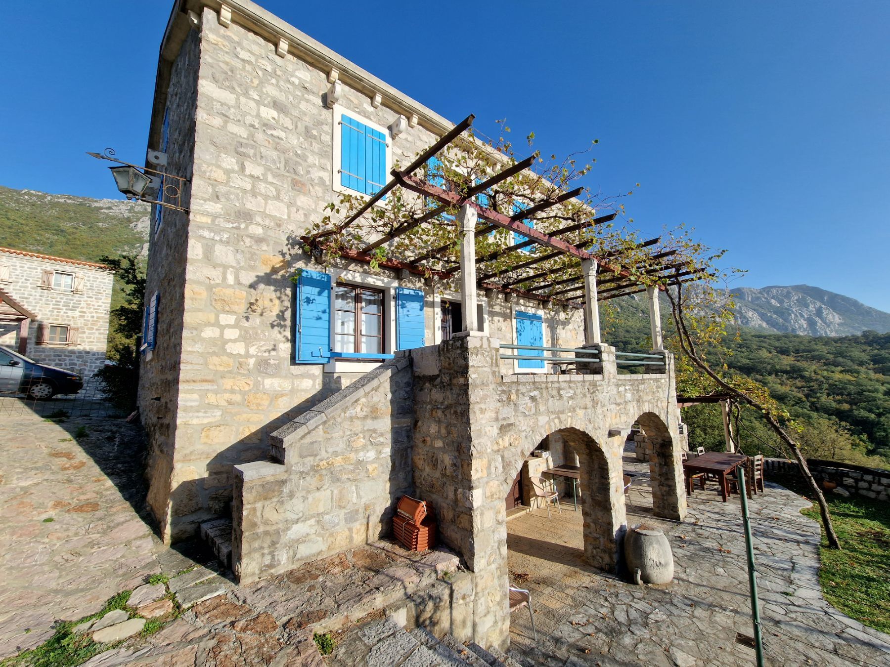 Stone house with a beautiful view of the sea in the immediate vicinity ...