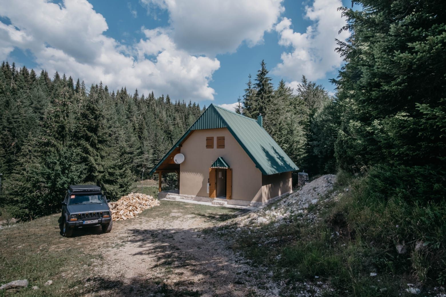 Sale of a 140 m² weekend house on a 650 m² plot – Žabljak, 3 minutes ...