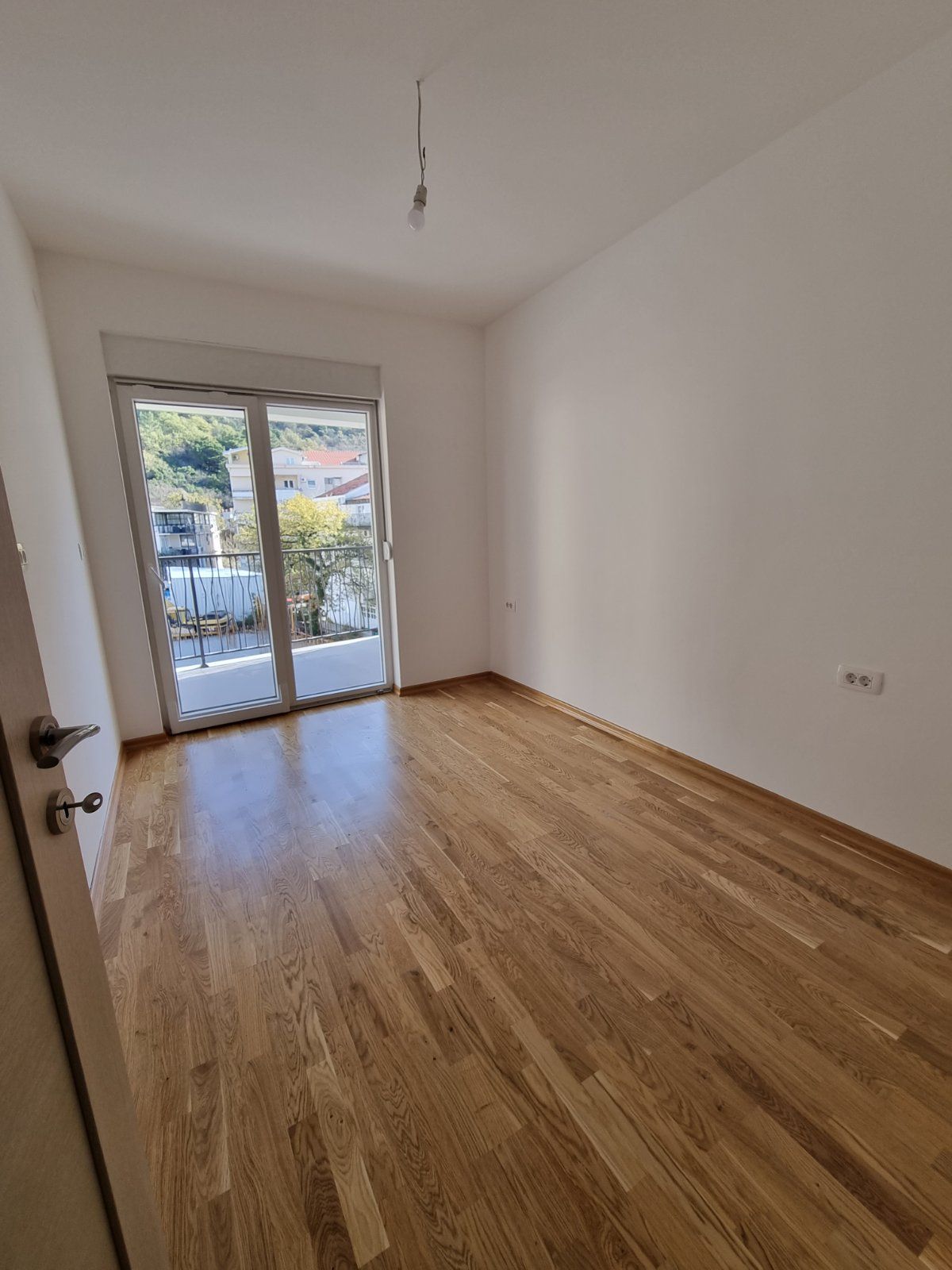 New one bedroom apartment 42m2 in a new residential building, Budva-Lazi.