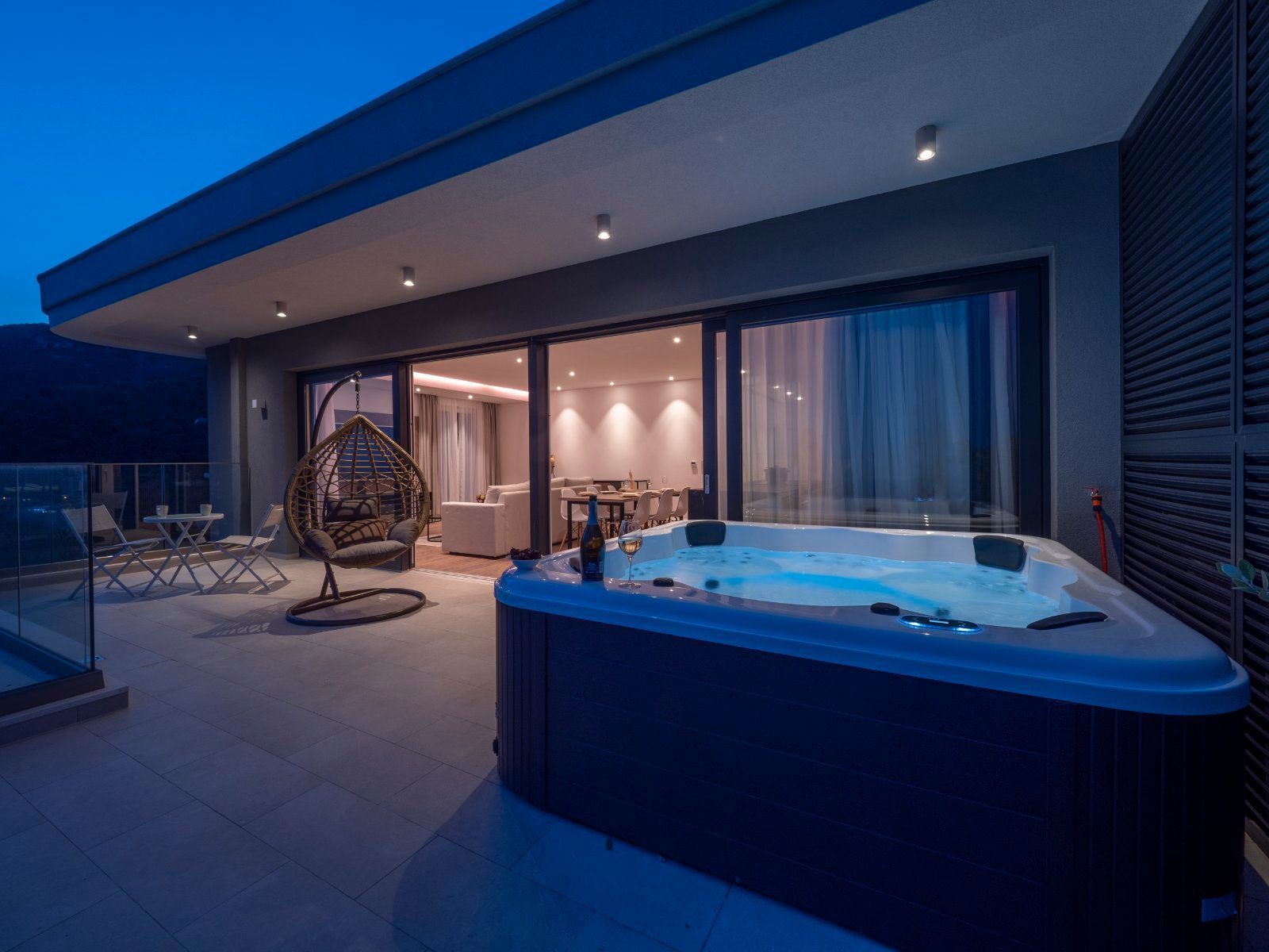EXTRA LUXURIOUS PENTHOUSE 140M2, TERRACE WITH JACUZZI BATH AND ...